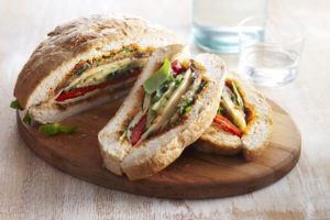 Gevuld brood met Emmi Emmentaler en gegrilde groenten - Kaas.nl