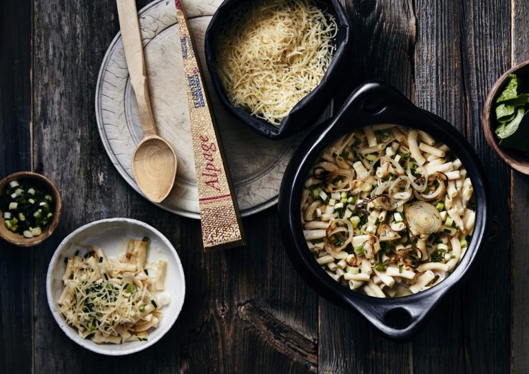 Griekse pastasalade met bacon en Emmentaler AOP (recept) | Kaas.nl